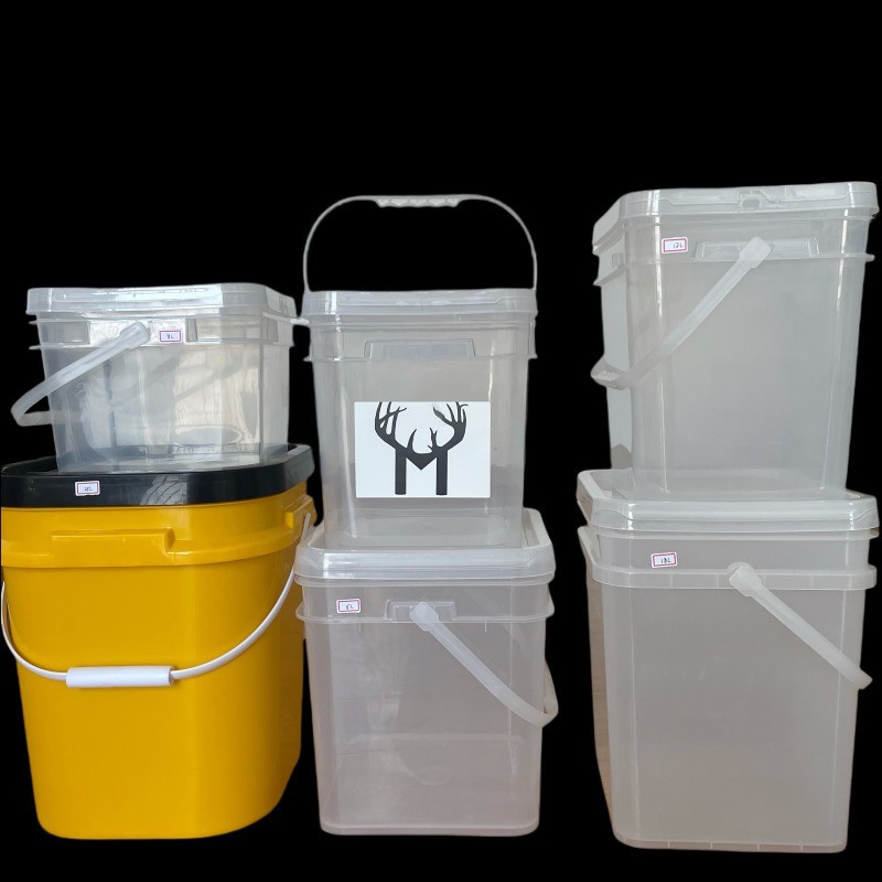 Un seau plat avec couvercle transparent, un seau carré de 7 gallons, un ...